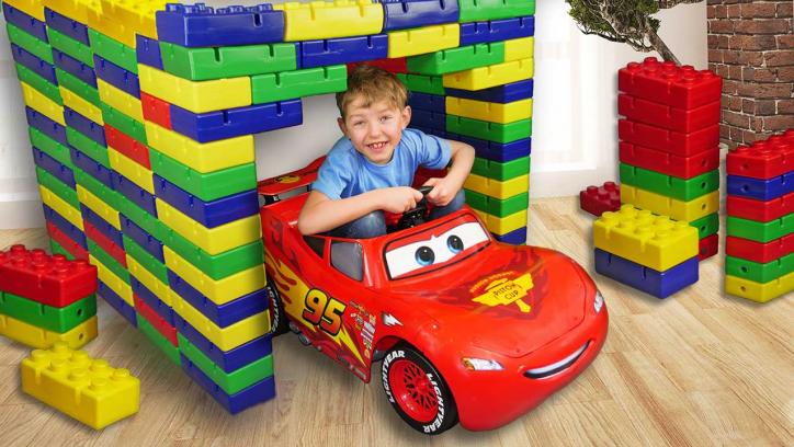 Pretend Play - Build a Lego Garage - Mom, Dad & Son create a colorful ...